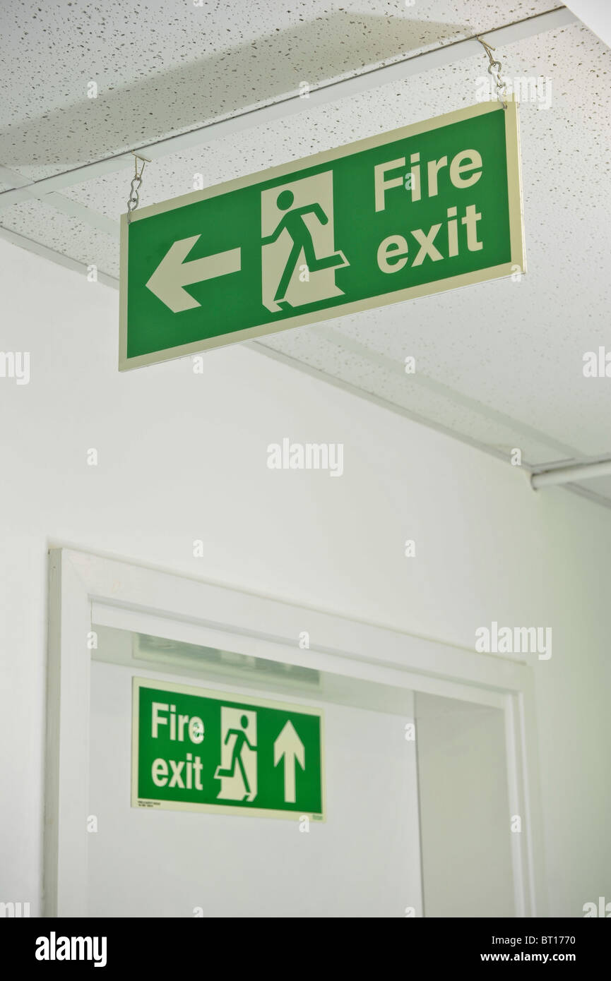 Fire exit signs Banque de photographies et d’images à haute résolution ...