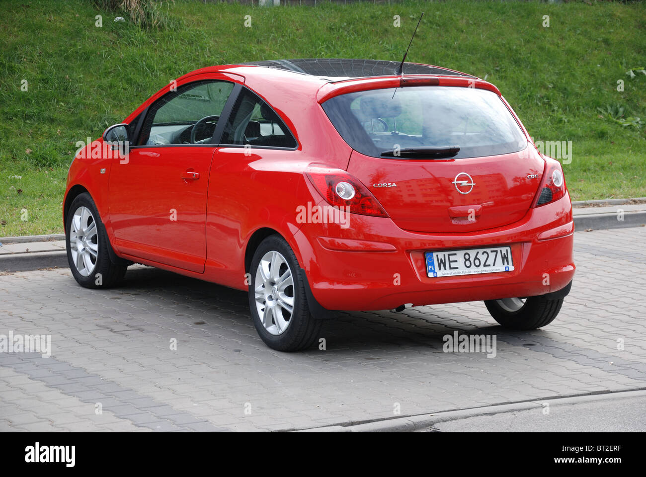 Opel Corsa 1.3 CDTI - MA 2006 - rouge métallique - trois portes (3D ...