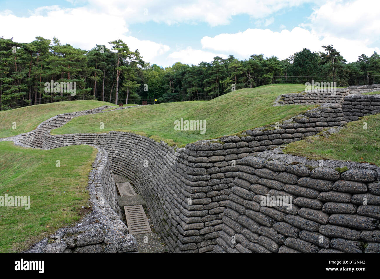 Tranchées sur l'emplacement de la bataille de la crête de Vimy près d ...