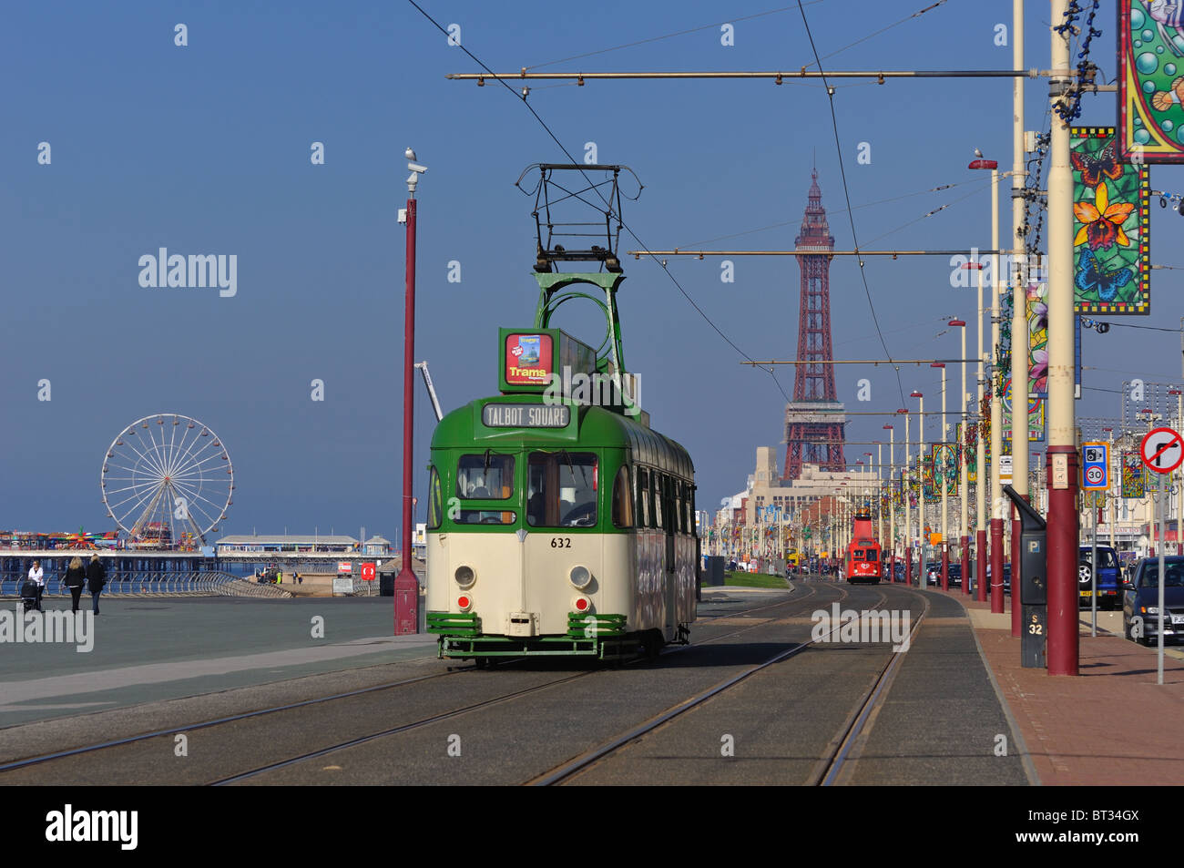Iconic blackpool tram Banque de photographies et d’images à haute ...