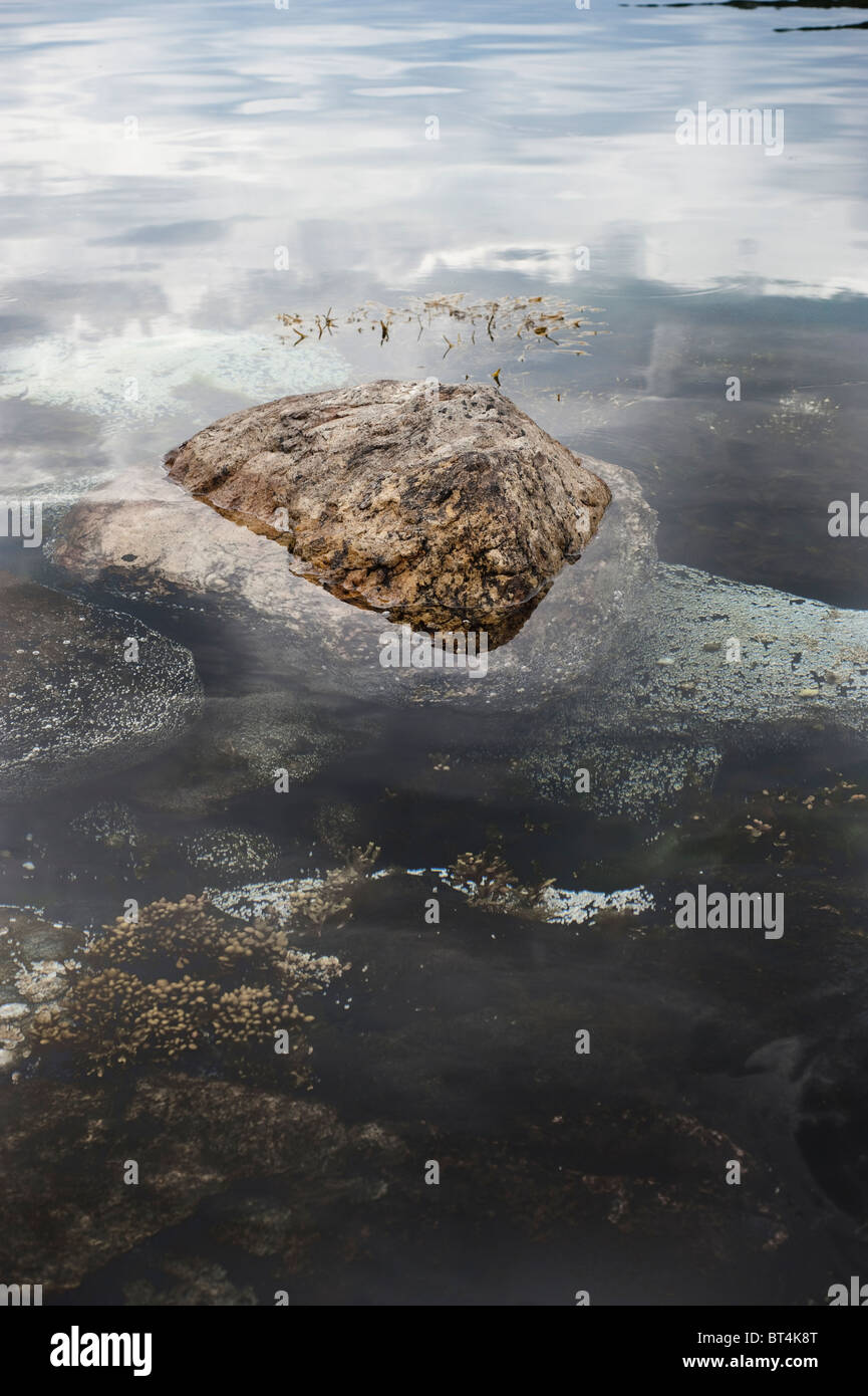 Rocher dans l'eau Banque de photographies et d’images à haute ...