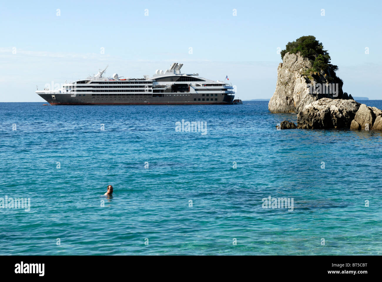 Navire de croisière de luxe a Piso plage Kryoneri Parga, avec au ...