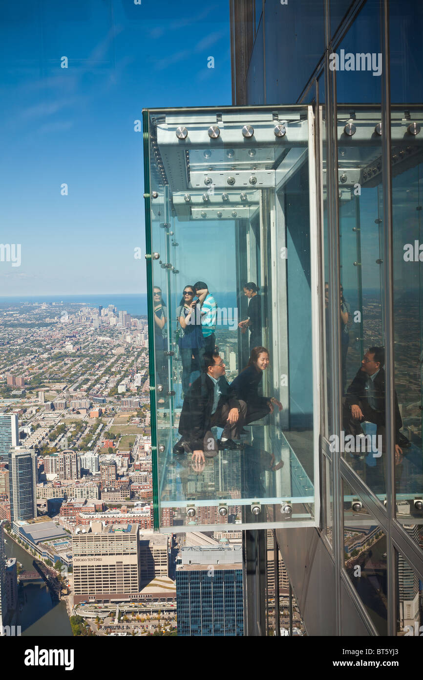 Les touristes en balcon en verre sur la terrasse d'observation skydeck ...