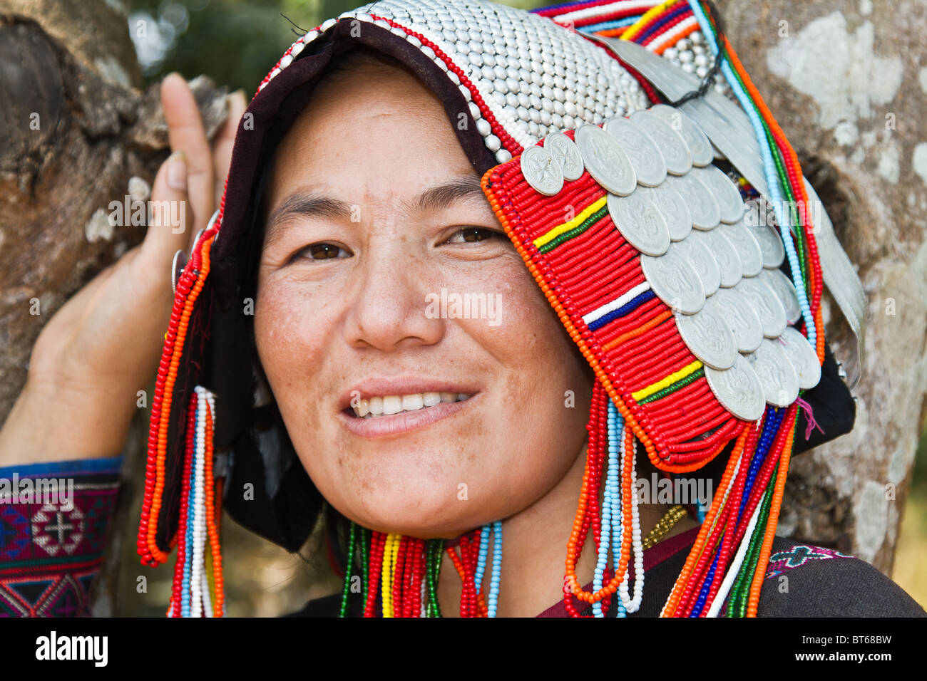 Femme akha portant la coiffe traditionnelle Banque de photographies et ...