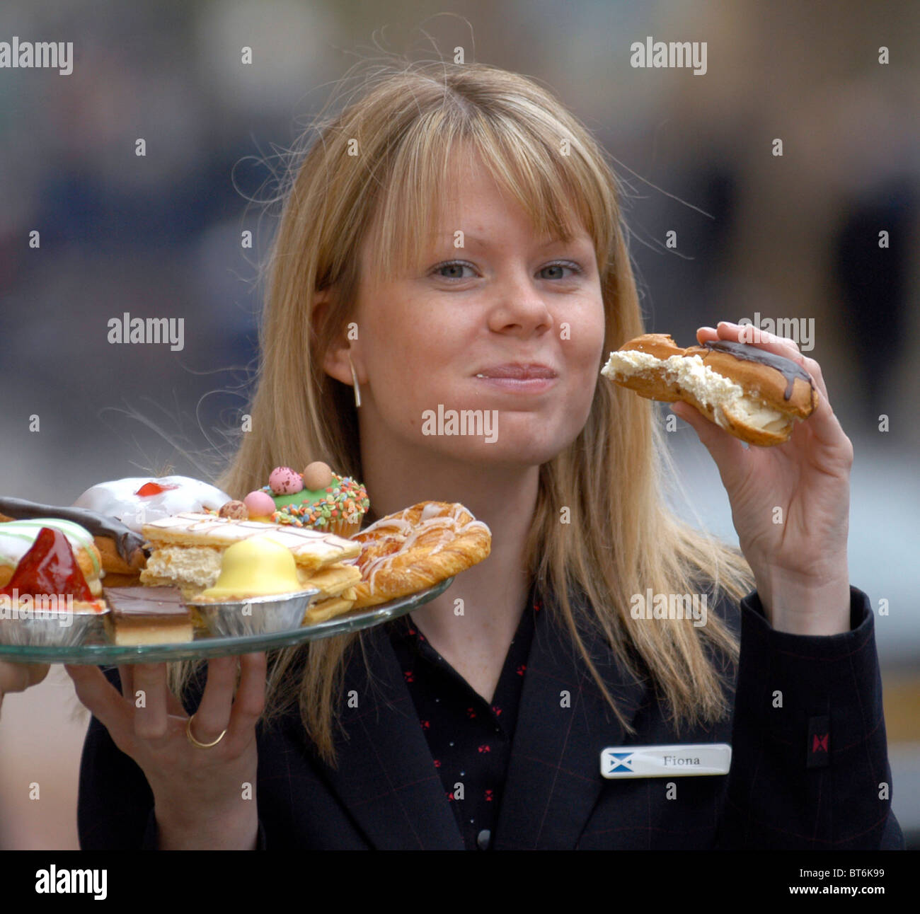 Jeune femme de manger des gâteaux à la crème Photo Stock - Alamy