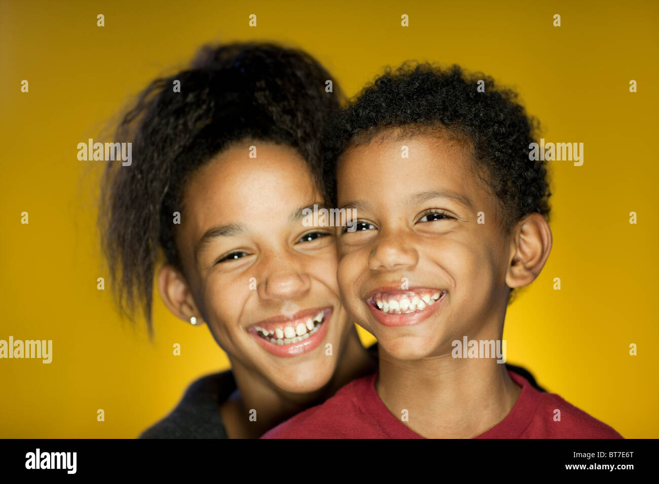 Portrait de Frère et Soeur Sourire et s'amuser Photo Stock - Alamy