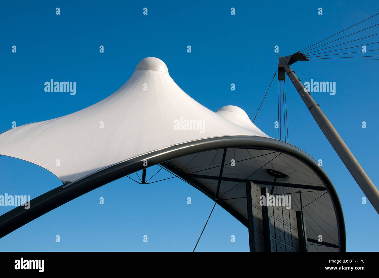 Le couvercle du panneau d'affichage du stade et poutre de support du ...