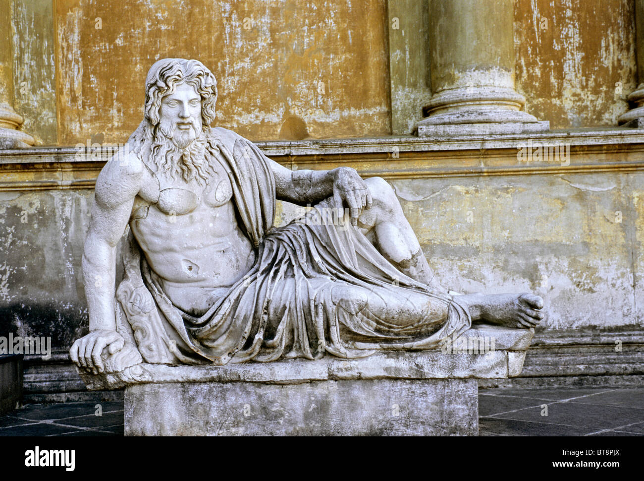 Statue antique d'un dieu, Braccio Nuovo nouvelle aile, Cortile della ...