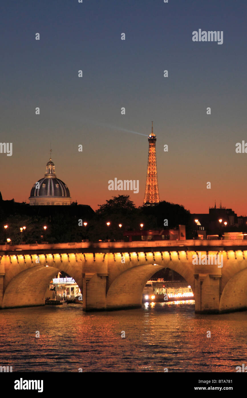 Paris pont neuf eiffelturm Banque de photographies et d’images à haute ...