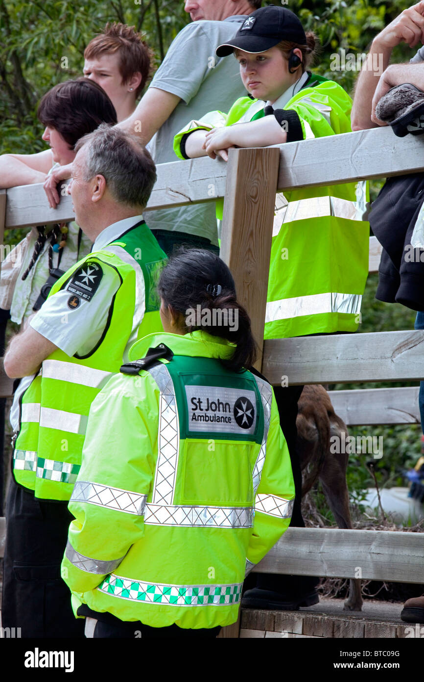 Une équipe de bénévoles de la Brigade de l'Ambulance St Jean vu le ...