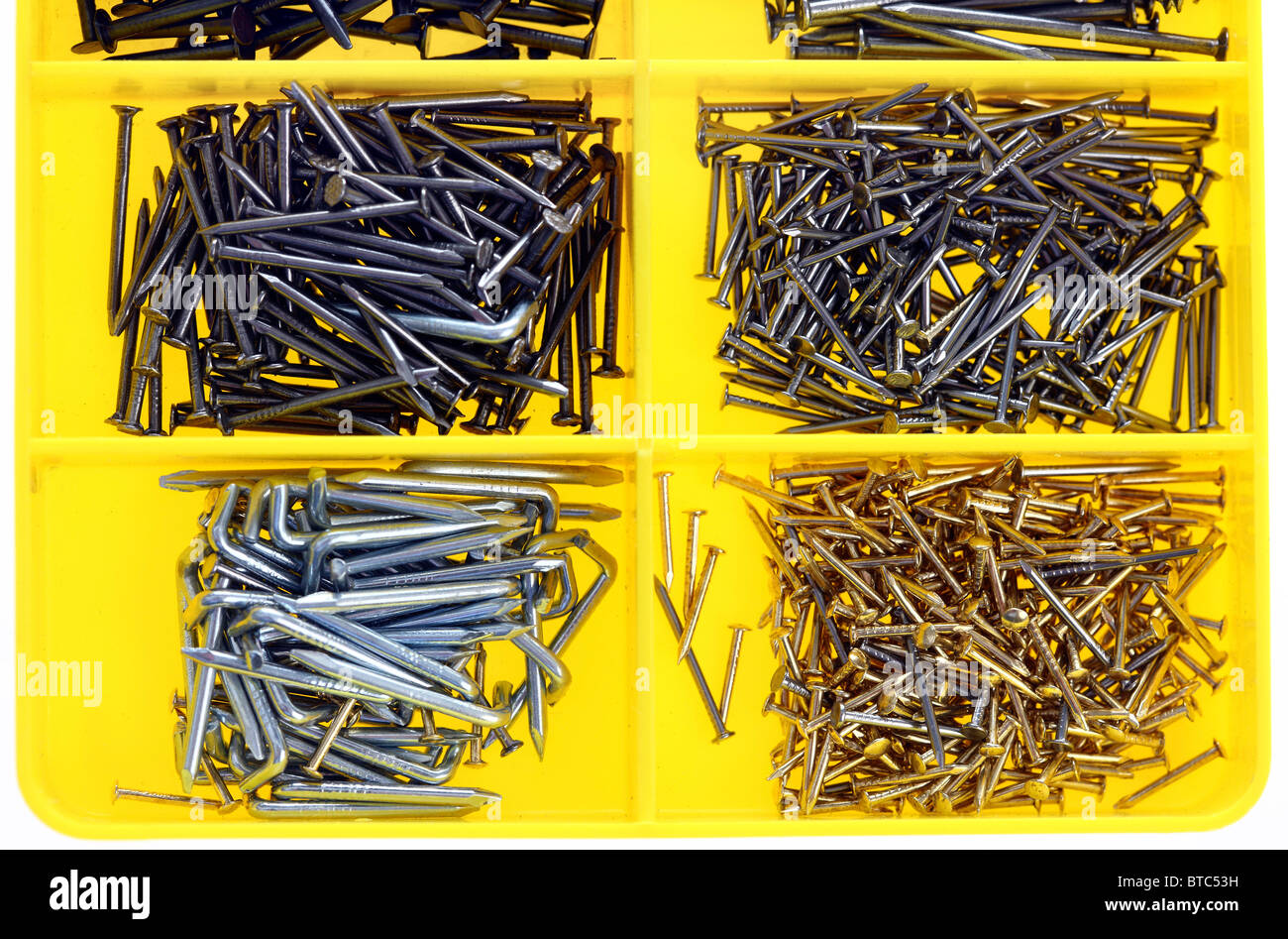 Boîte à outils avec différents types de clous en métal Photo Stock - Alamy