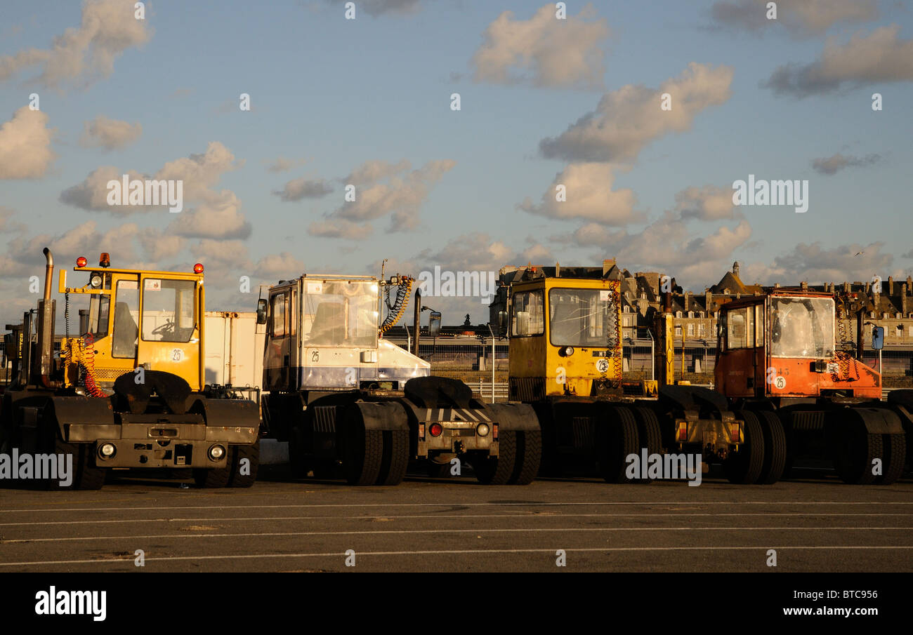 Les tracteurs en ligne sur le quai à St Malo ouest France ils sont ...