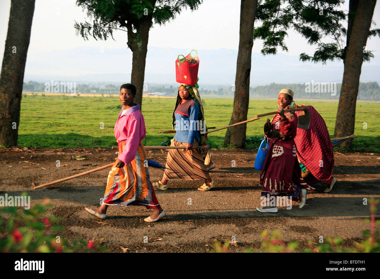Rwanda rwandan women Banque de photographies et d’images à haute ...