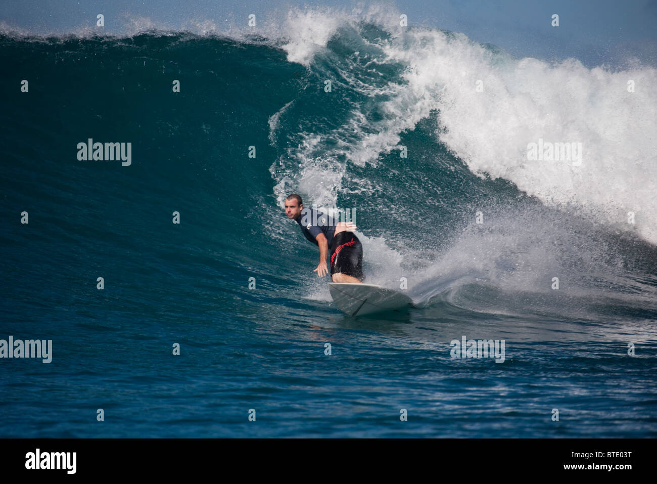 Vague de surf homme Banque de photographies et d’images à haute ...