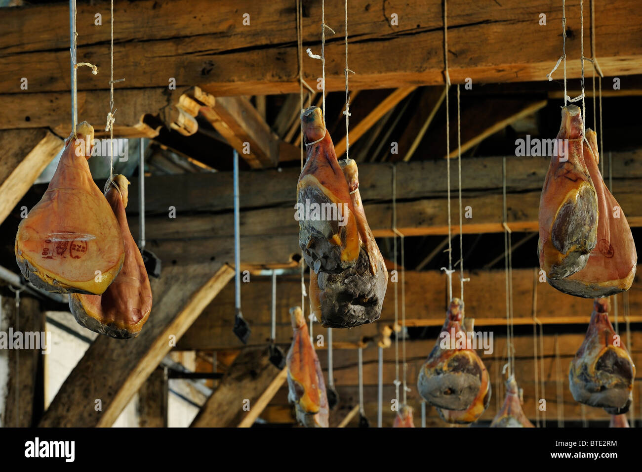 Jambon suspendu au plafond Banque de photographies et d’images à haute ...