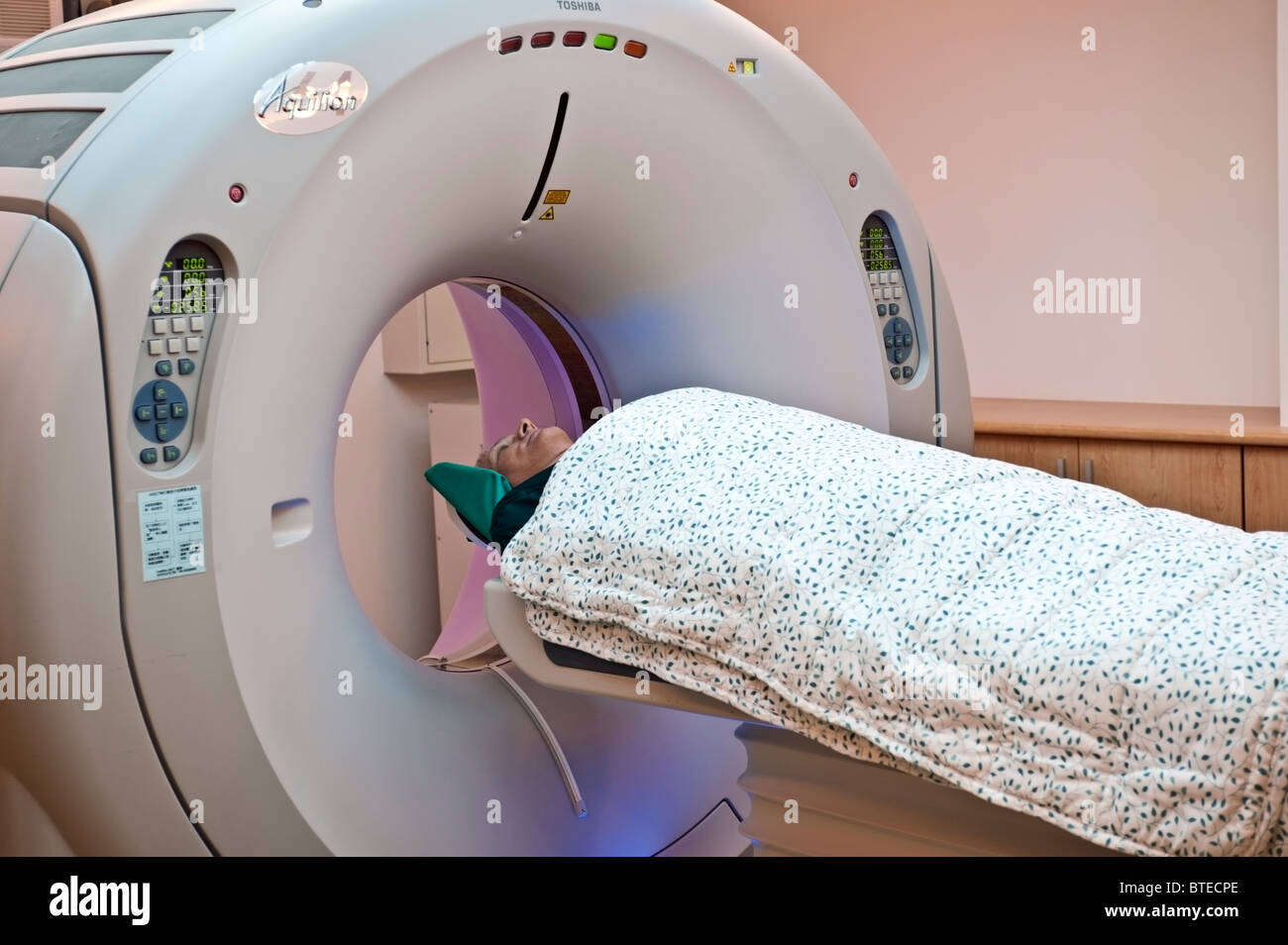 Patient en cours d'un tomodensitogramme, PET-CT scan de diagnostic, à l ...