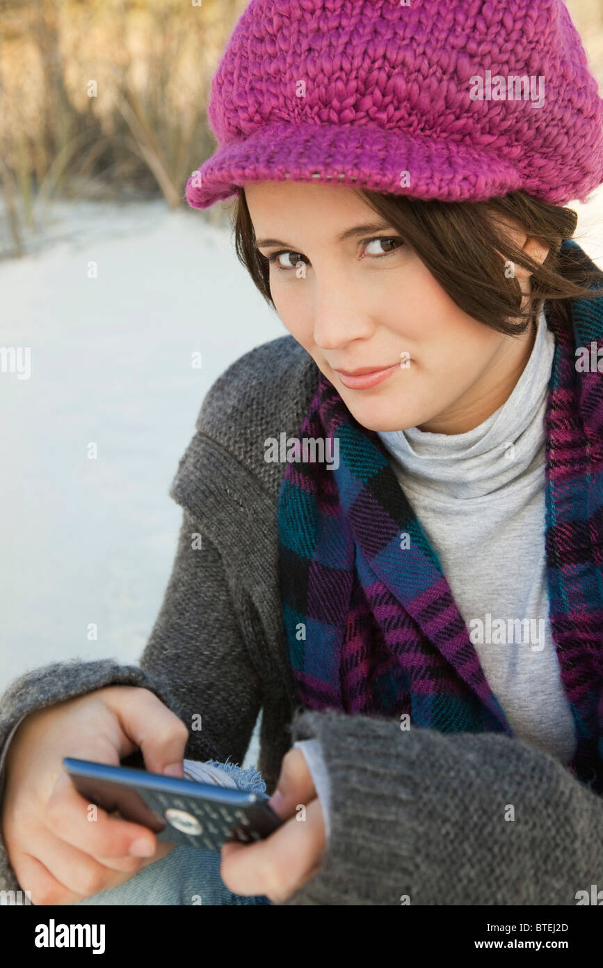 Teen girl text messaging beach Banque de photographies et d’images à ...