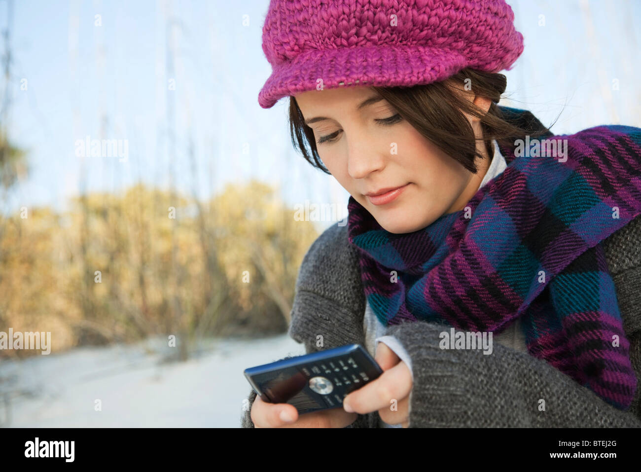 Teen girl text messaging beach Banque de photographies et d’images à ...