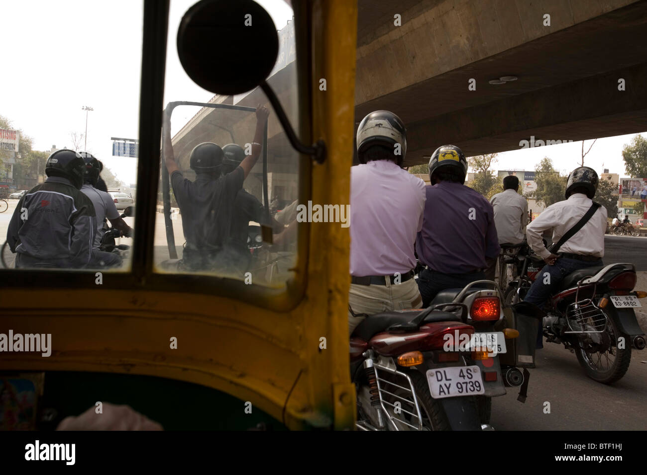 New Delhi trafic-lumière d'un pousse-pousse à moteur Photo Stock - Alamy