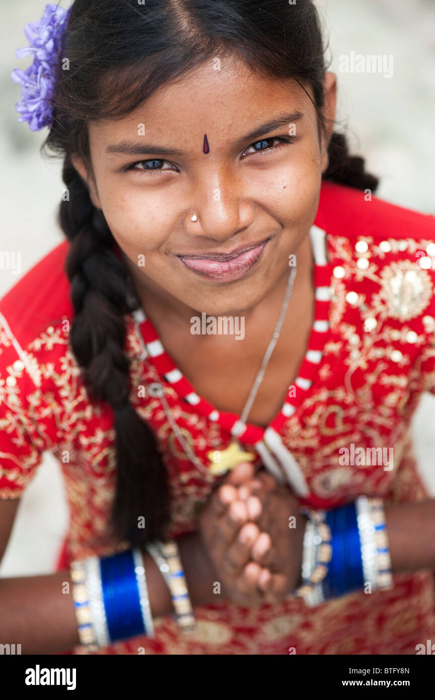 Belle jeune fille indienne avec un grand sourire heureux. L'Inde Photo ...