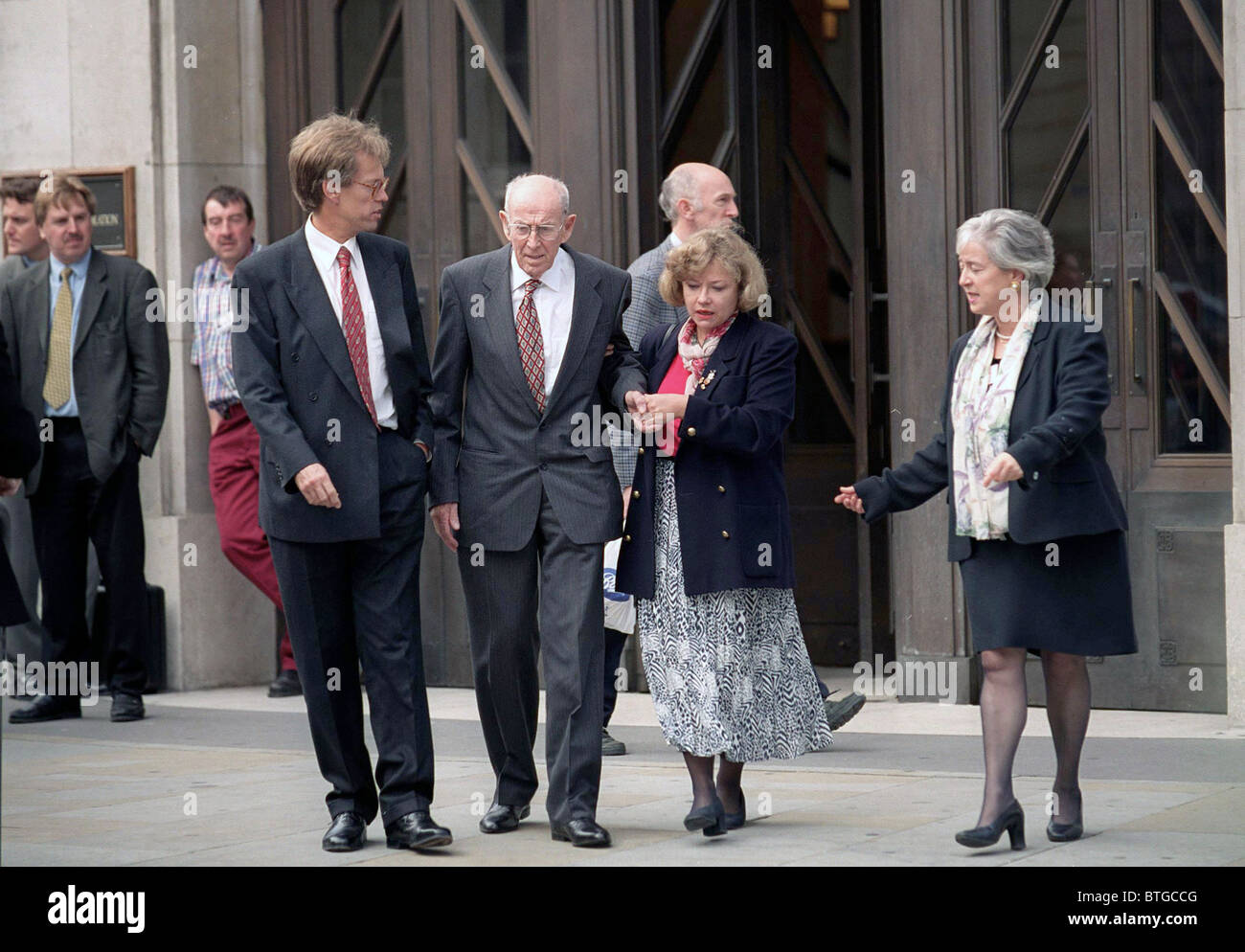 Le frère de JILL DANDO, Nigel, ET LE PÈRE, JACK, ASSISTER À SON SERVICE ...