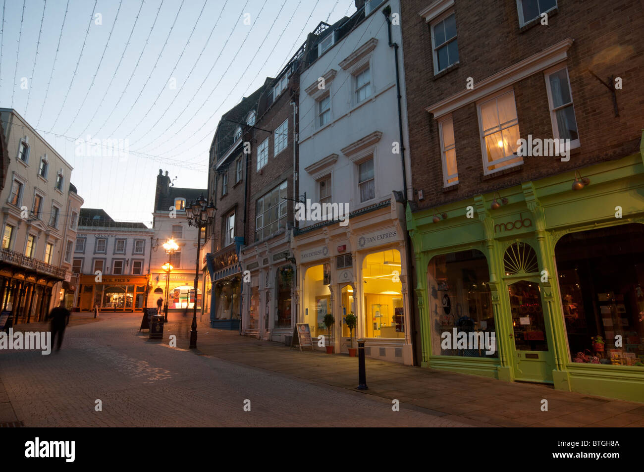 Centre-ville de Folkestone Kent England UK de nuit Photo Stock - Alamy