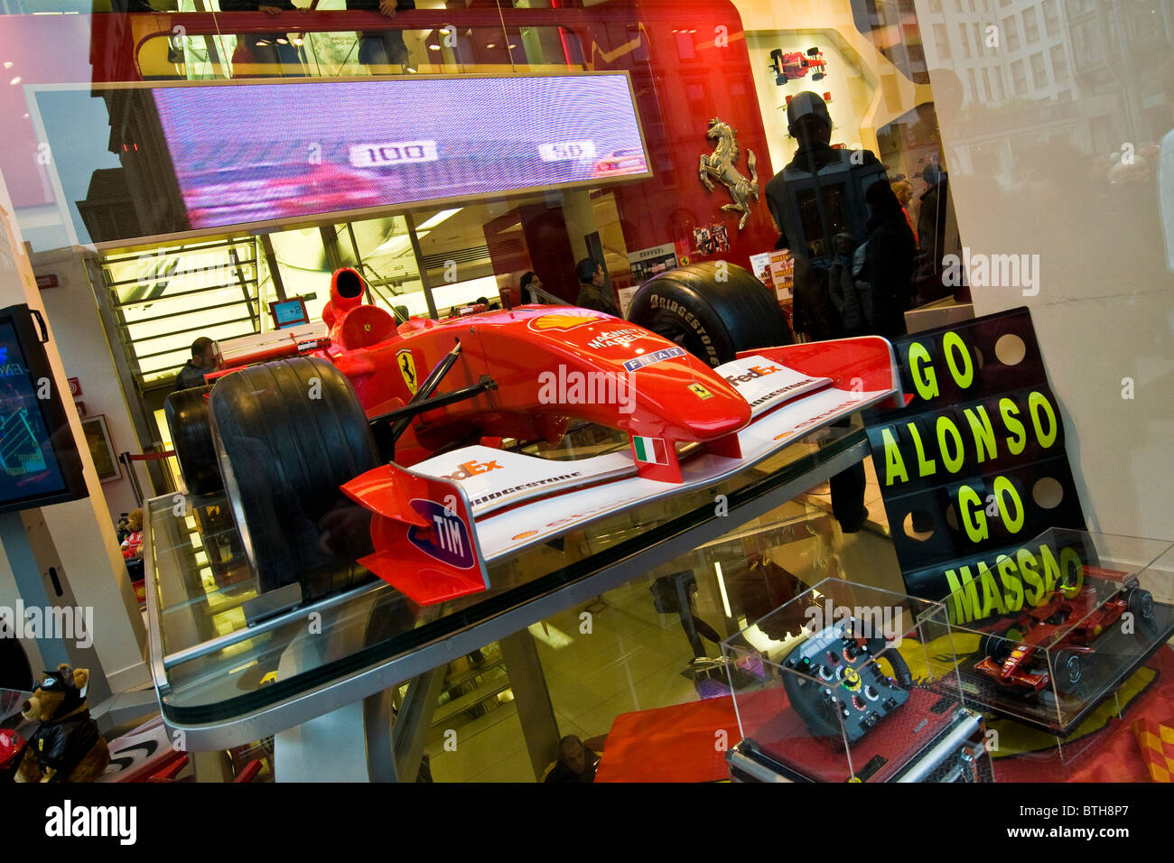 Ferrari store milan Banque de photographies et d’images à haute ...