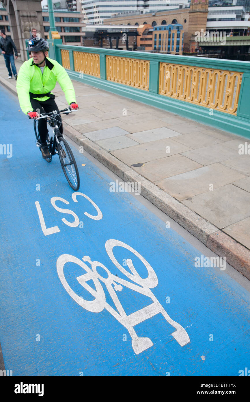 Un cycliste sur l'une des autoroutes de nouveau Cycle, dans ce cas, le ...