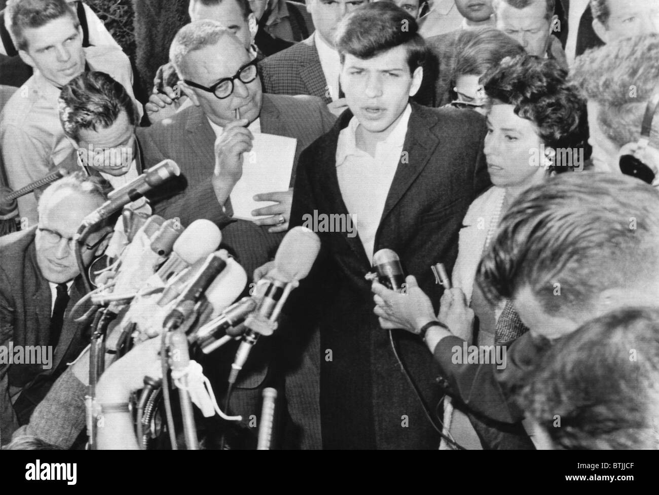 Chanteur et chef d'orchestre Frank Sinatra Jr., (centre), avec sa mère ...