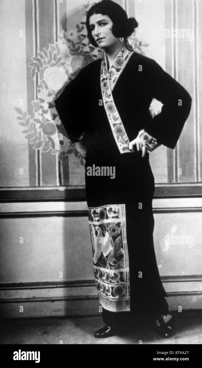 Robe en velours noir décoré de soie, conçu par Paul Poiret, Paris, 1923 ...