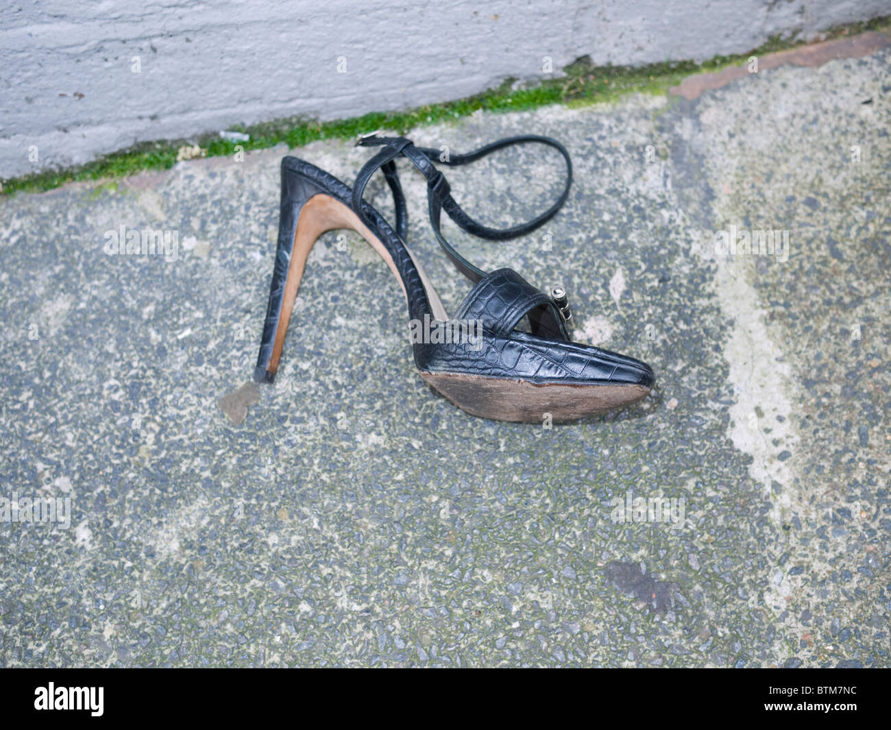 Haut talon womans perdu ses chaussures sur le pavé Photo Stock - Alamy