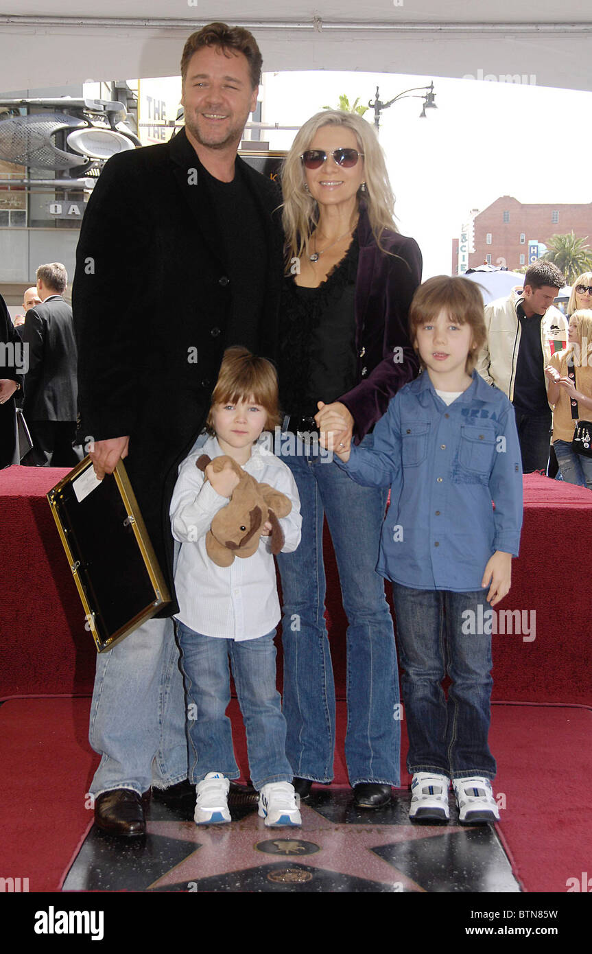 Russell crowe and danielle spencer and tennyson crowe Banque de ...