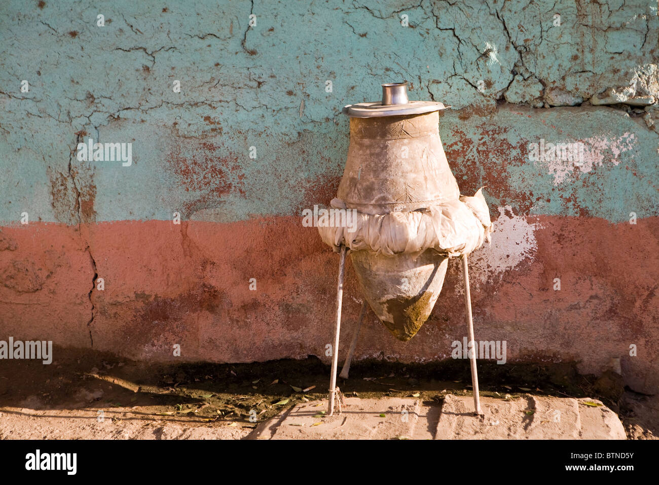 Pot d'eau dans un stand à un café près de la ville d'Esna Egypte Photo ...