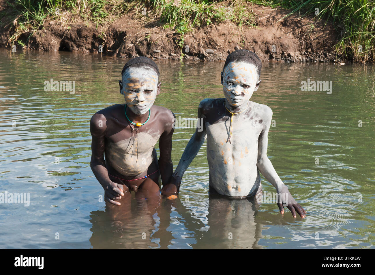 Deux garçons Surma avec peintures corps dans la rivière, la vallée de ...