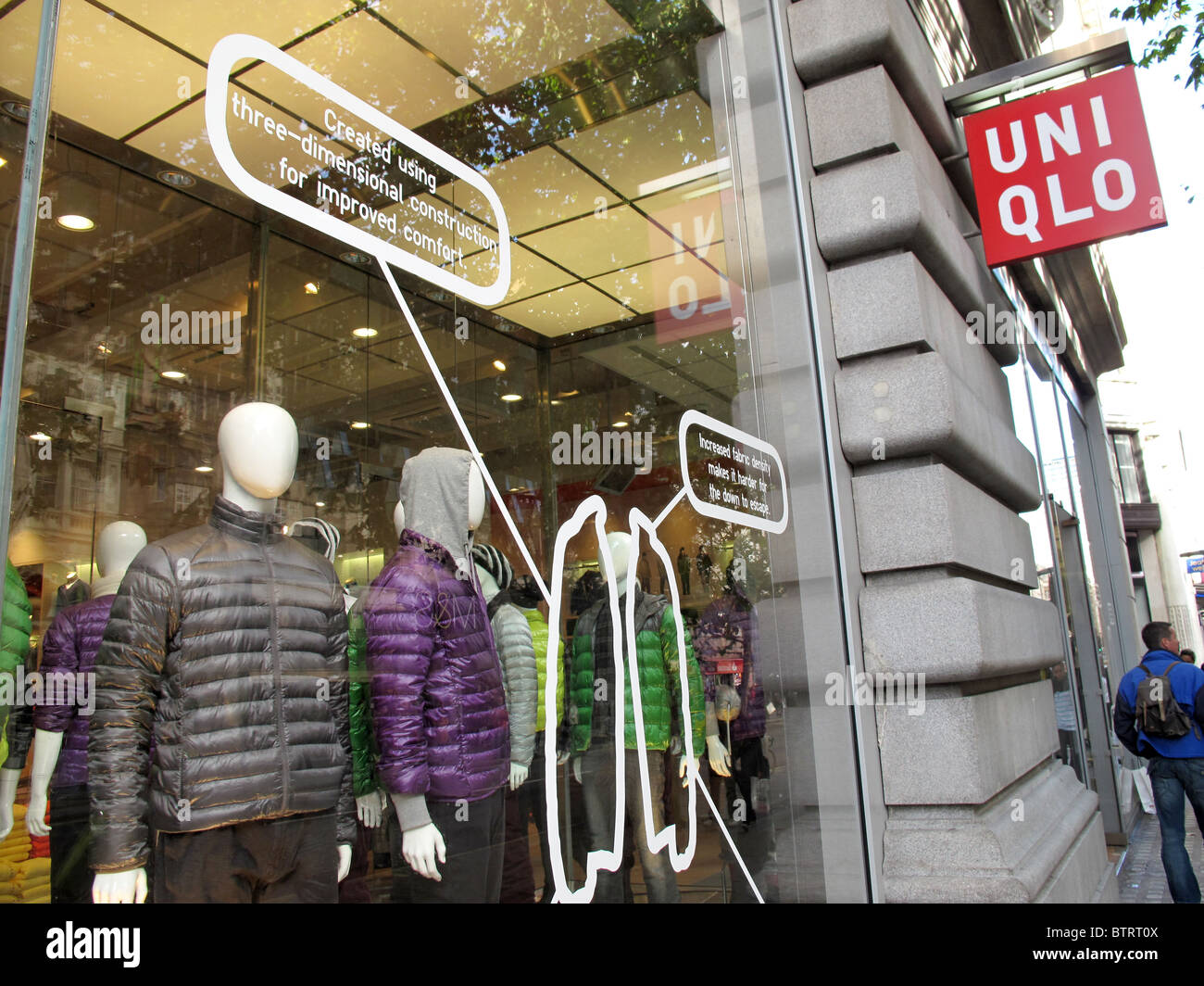 Uniqlo store logo window display shop Photo Stock - Alamy