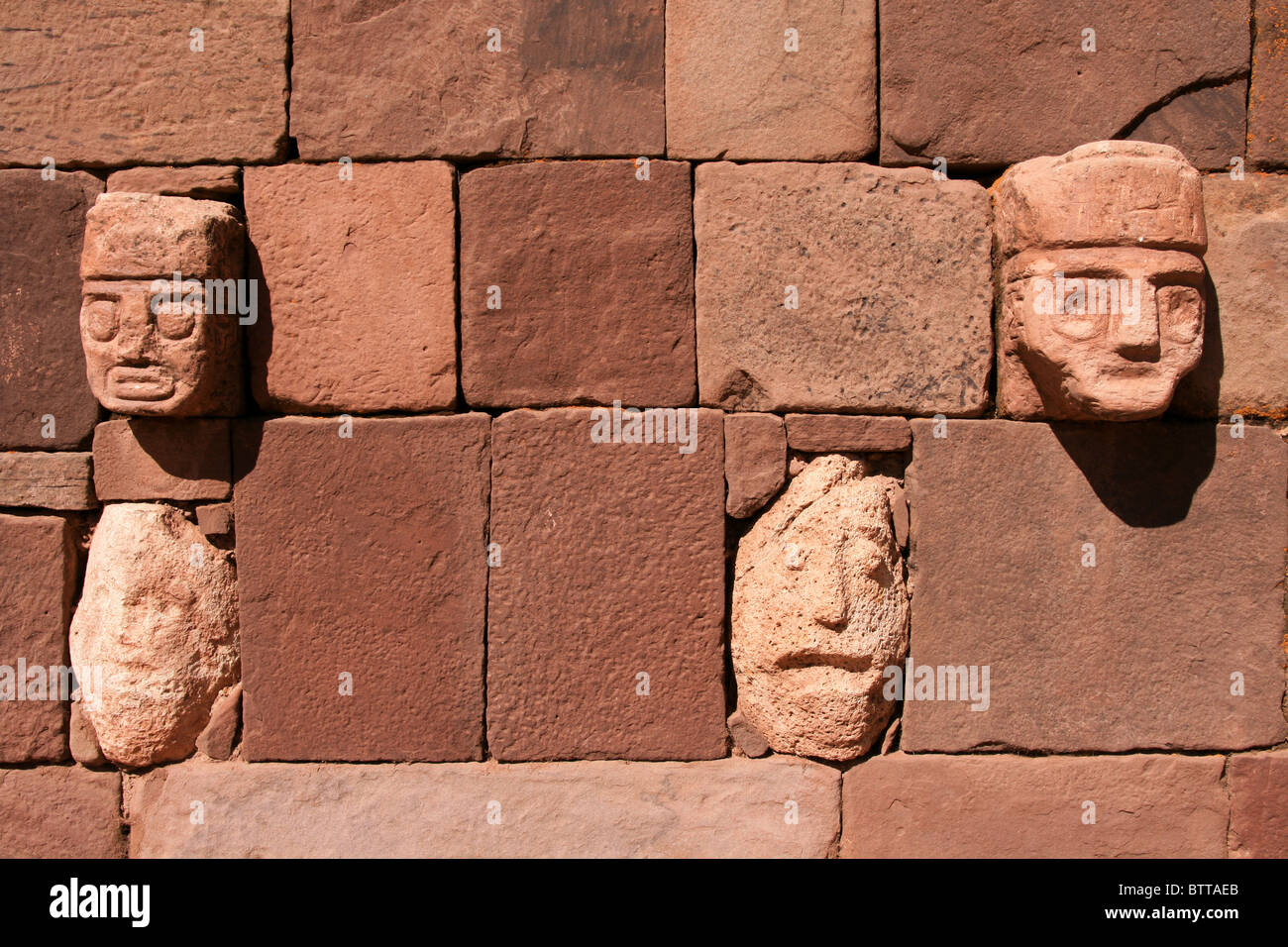 De multiples visages de pierre construit dans un mur à Tiahuanaco ou ...