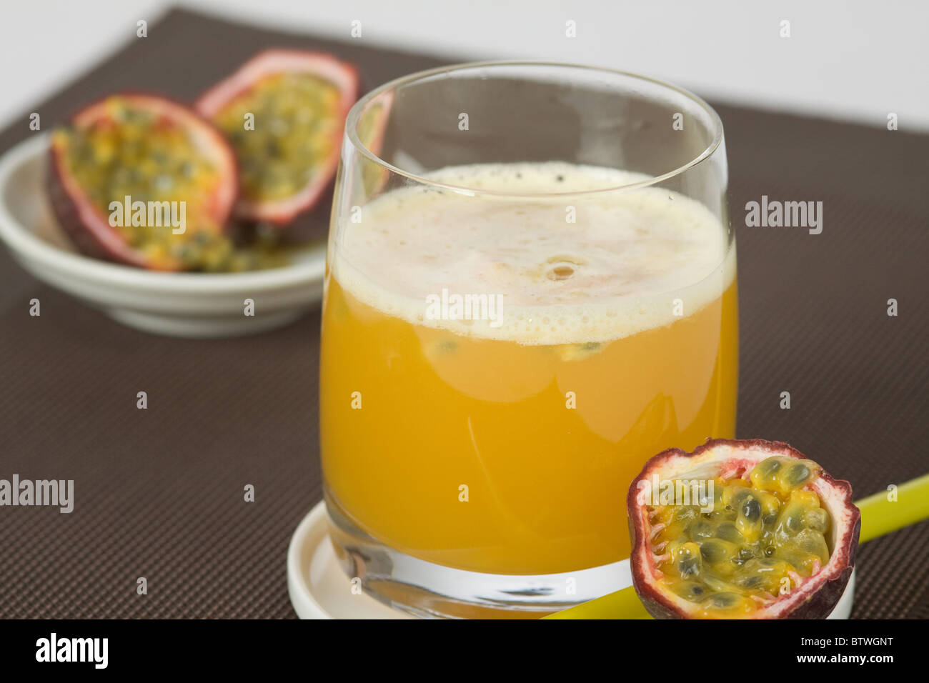 Boire des fruits passion Banque de photographies et d’images à haute ...