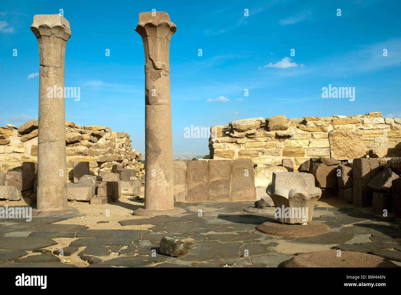 Egypt, Gizeh, Pyramiden von Abusir, zwei der 16 Säulen im ehemaligen ...