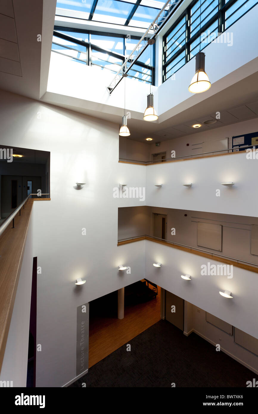 Hall d'entrée de l'atrium Portsmouth Grammar School Science Nouvelle ...