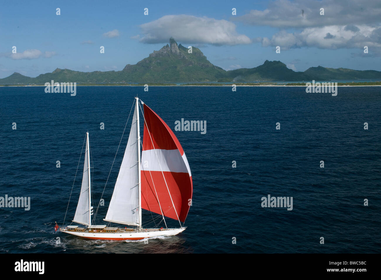 Vue aérienne de SY 'Adele', 180 pieds de Hoek Design, en cours au large ...