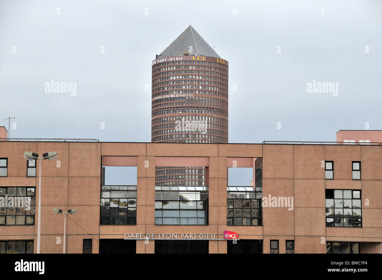La gare de Lyon Part-Dieu et de la tour Part-Dieu, Lyon, Auvergne-Rhône ...