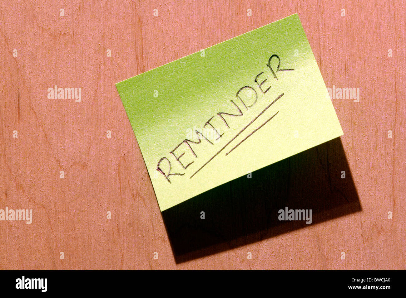 Rappel post-it collé au mur Photo Stock - Alamy