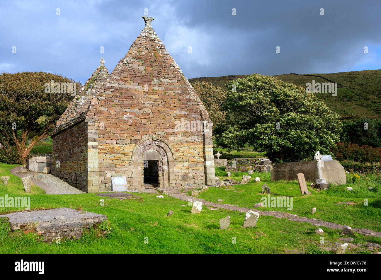 Kilmalkedar church (12ème siècle), la péninsule de Dingle, comté de ...