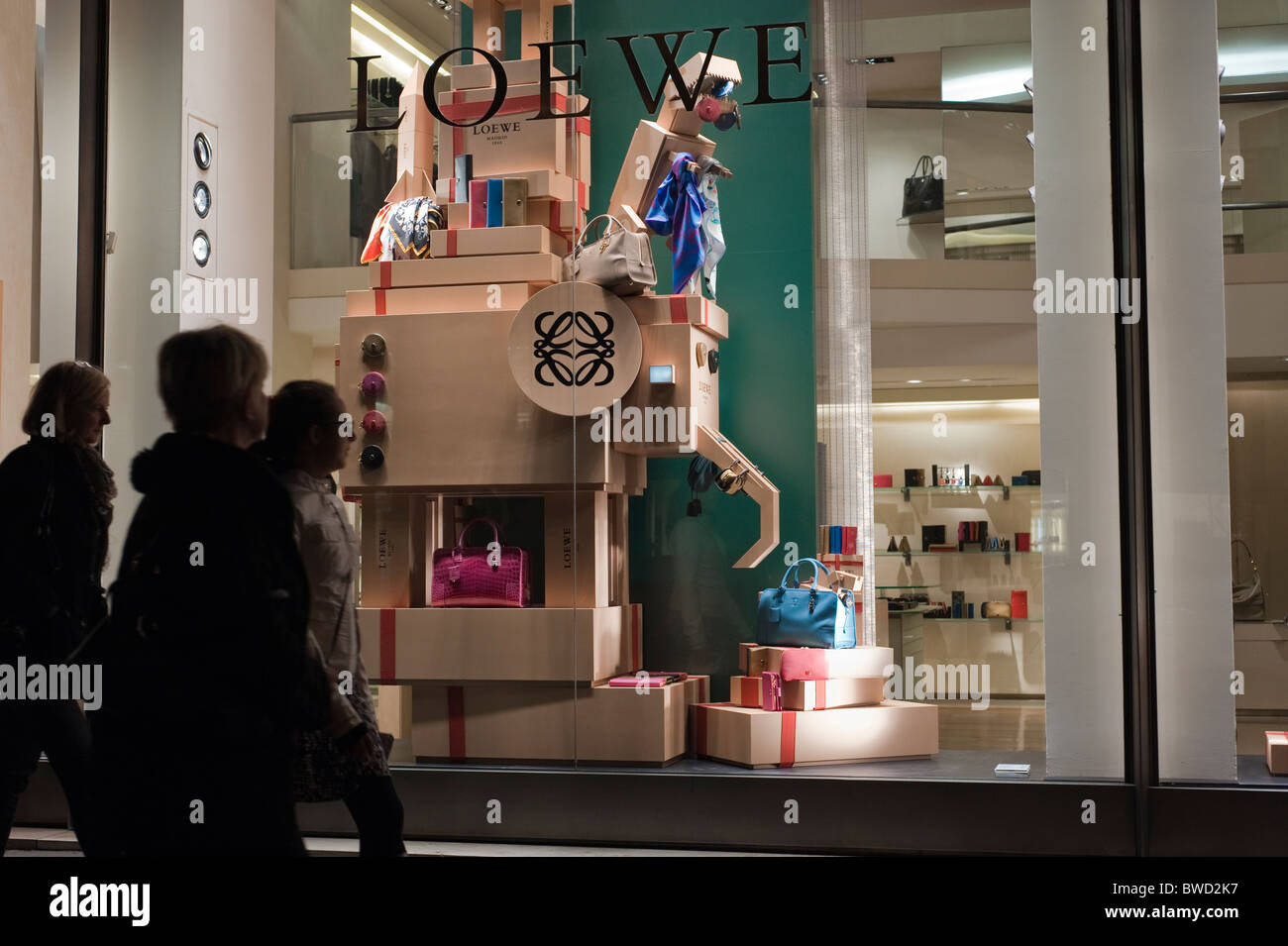 Paris, France, Luxe Fashion Brands, femmes Shopping, Loewe Shop Front ...