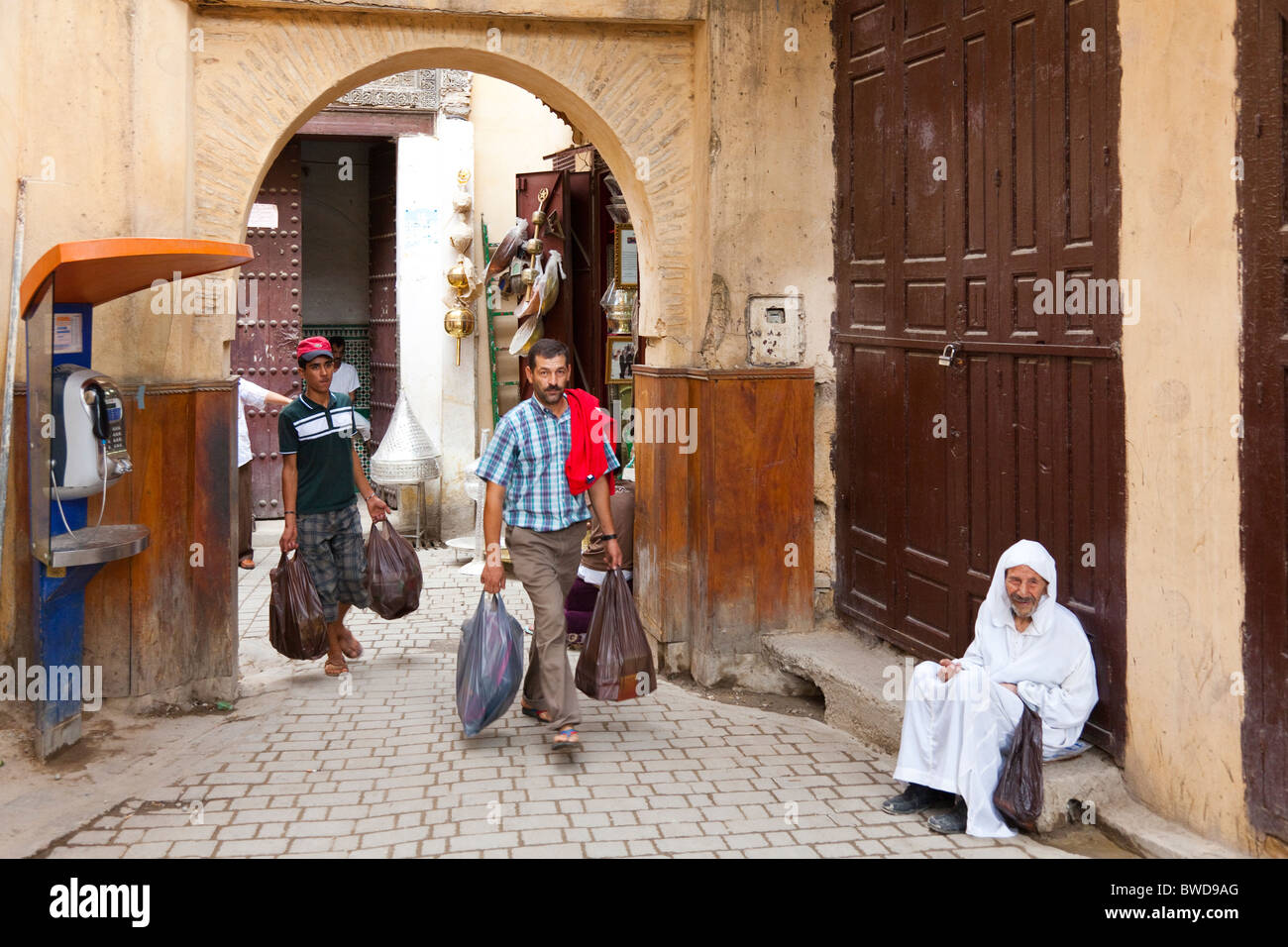 L'activité de la rue dans le souk, marché de la médina, vieille ville ...