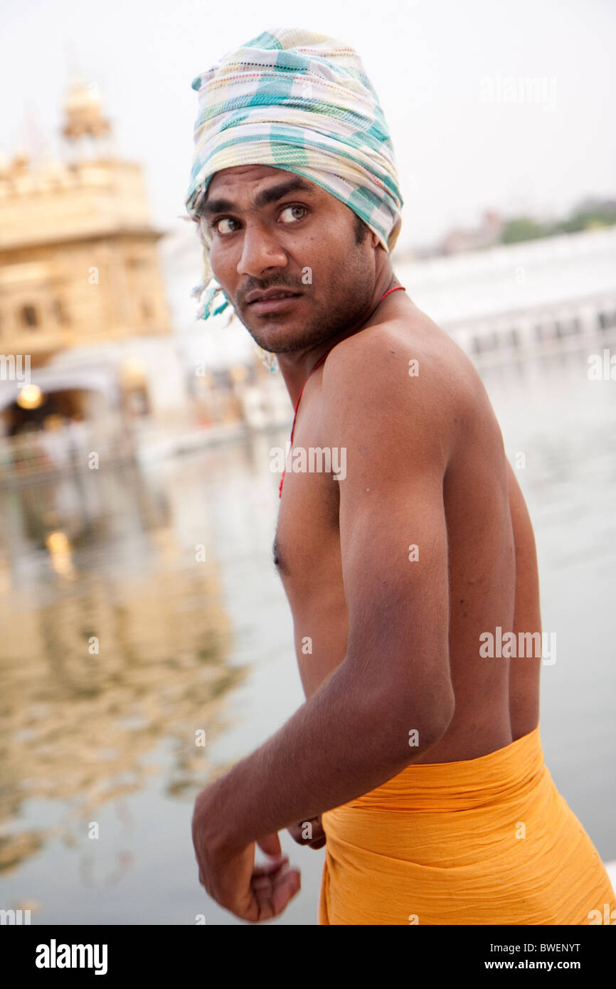 Aller à un Sikh baignoire dans la piscine du Golden Temple, Amritsar ...