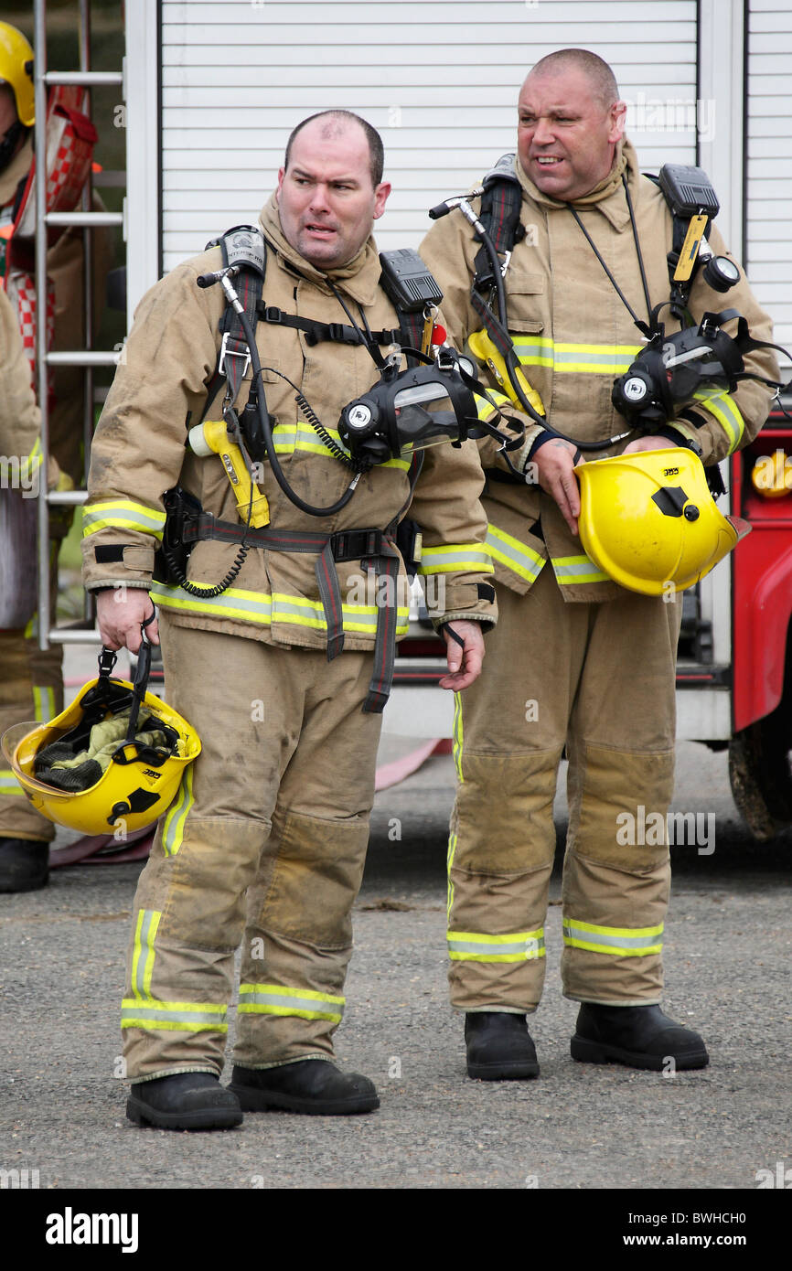 Deux pompiers Banque de photographies et d’images à haute résolution ...