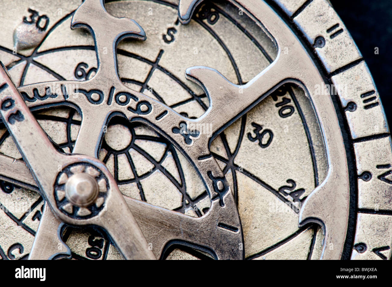 Une réplique d'un astrolabe médiéval qui est un instrument de ...