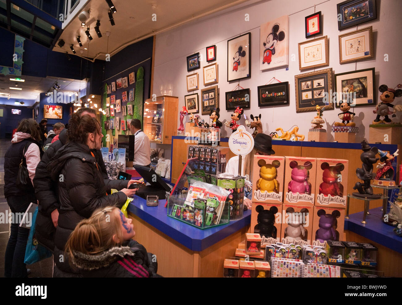 Les gens faire du shopping dans la boutique Disney, le Village ...