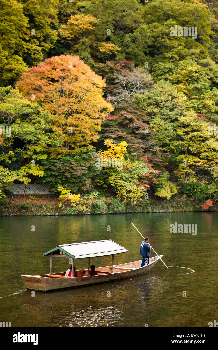 Hozu riverboat Banque de photographies et d’images à haute résolution ...